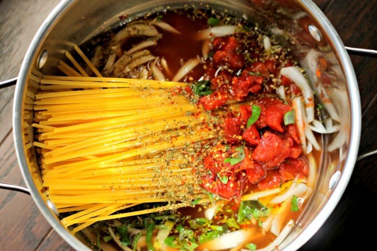One Pot Wonder Tomato Basil Pasta • Domestic Superhero